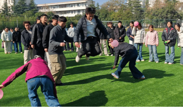 凝心聚力 寓教于乐--国际教育与继续教育党支部举办素质拓展活动-郑州健康学院-国际交流与合作处